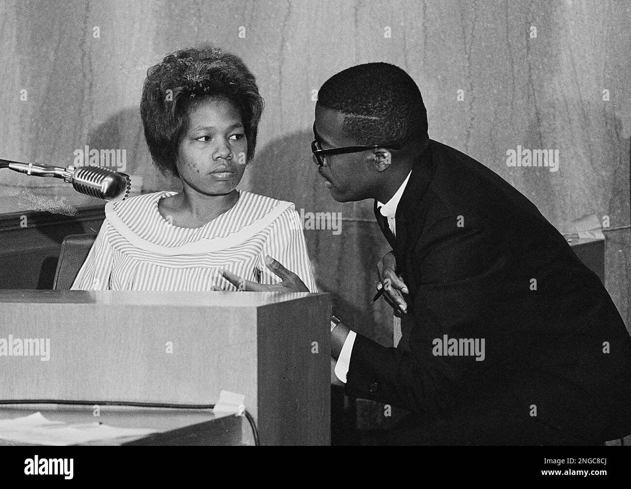 Attorney John Cochran confers with his client Barbara Deadwyler in a ...
