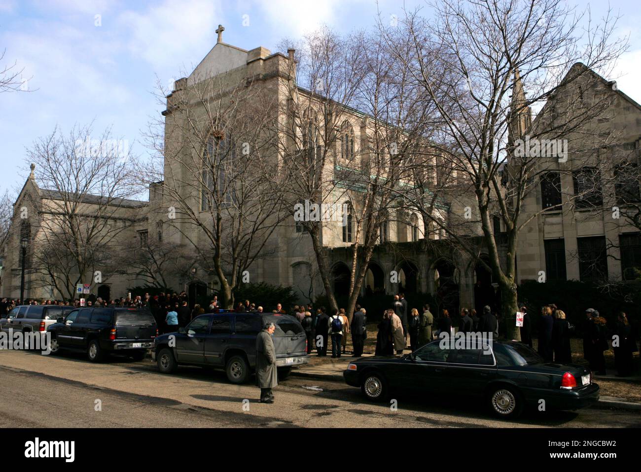 Hundreds of supporters line up to show their respects at the funeral ...