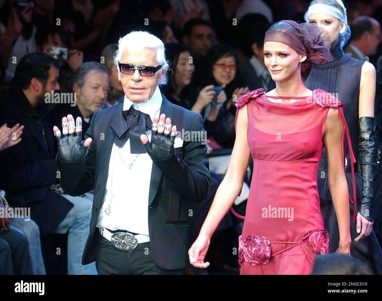 Karl Lagerfeld acknoledges applause after presenting his Lagerfeld ...