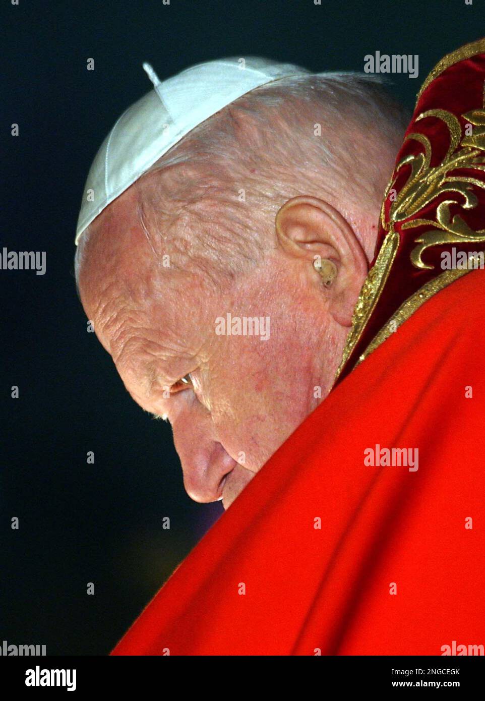 Pope John Paul II celebrates the Via Crucis (Way of the Cross ...