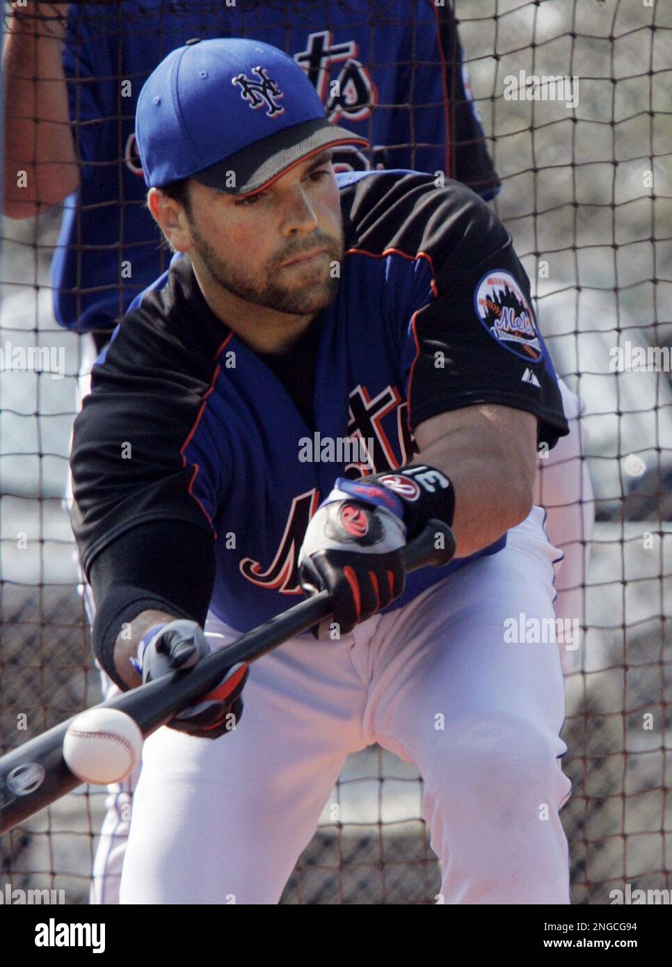 New York Mets catcher Mike Piazza takes bunting practice at spring ...