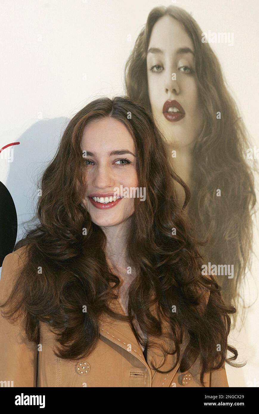 Model Elizabeth Jagger poses for photographers during a photocall in ...