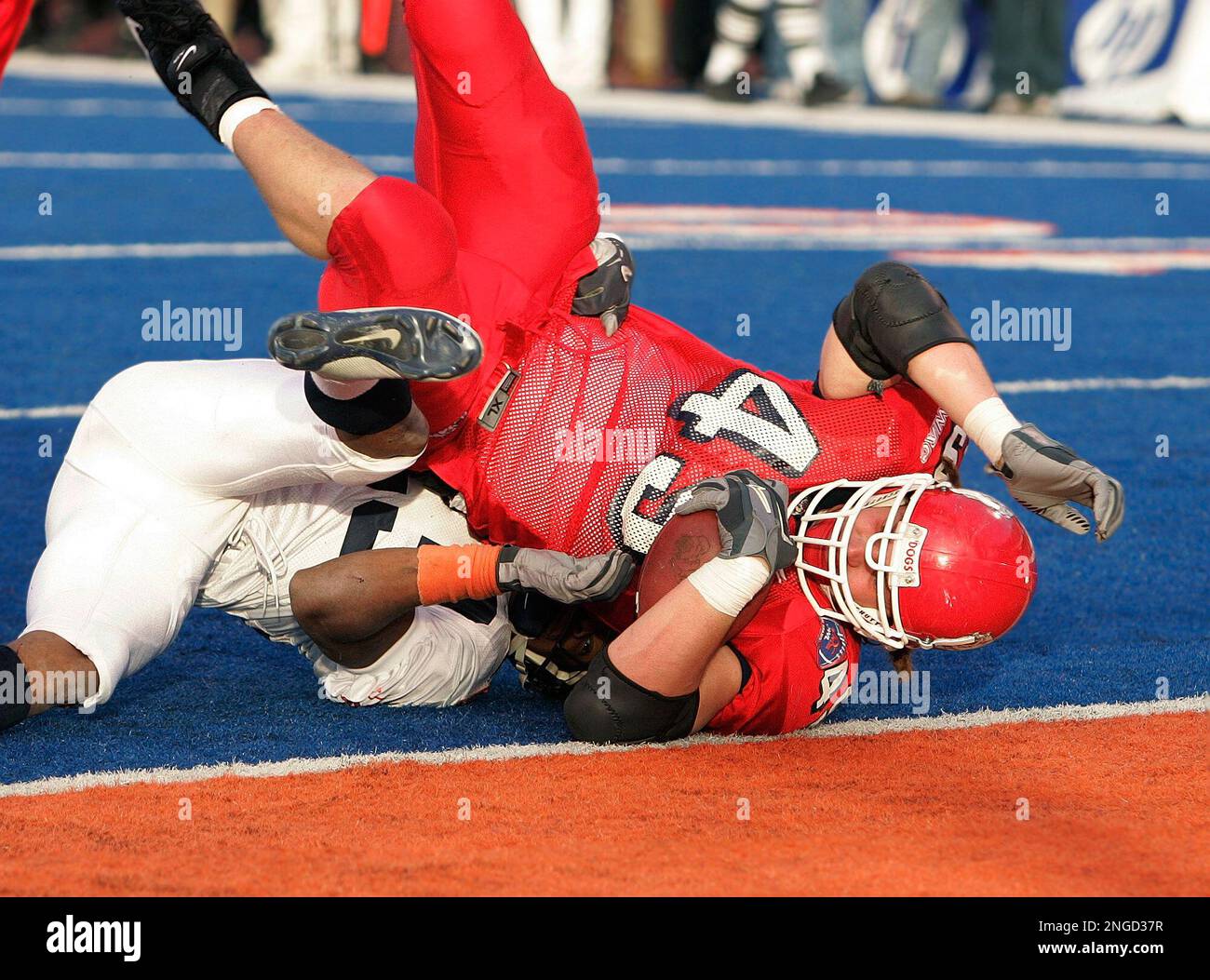 Fresno State tight end Stephen Spach (49) rolls into the end zone over ...