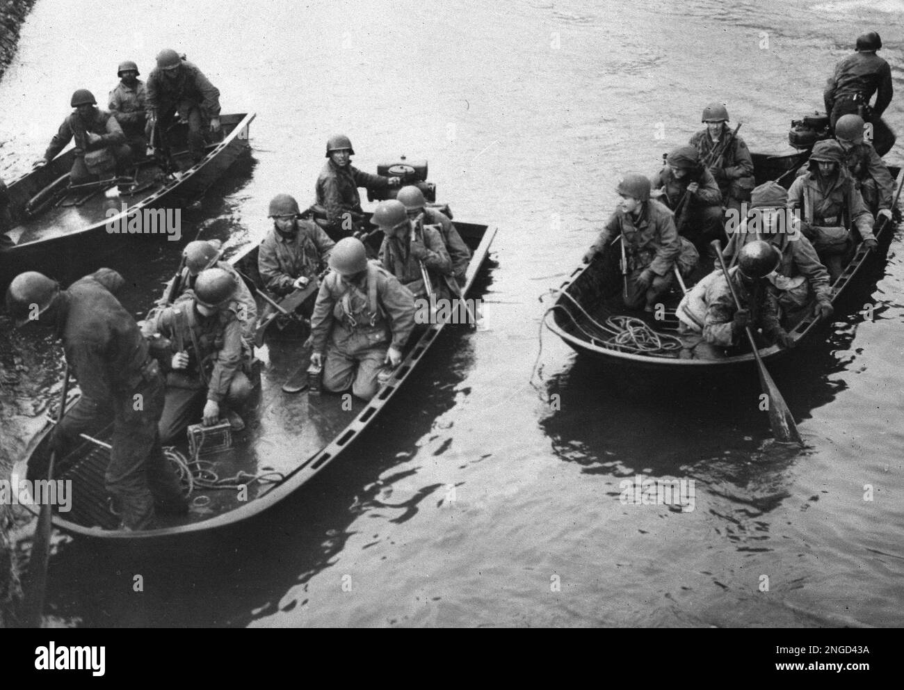 Soldiers of the 3rd U.S. Army cross the Moselle river in assault craft ...
