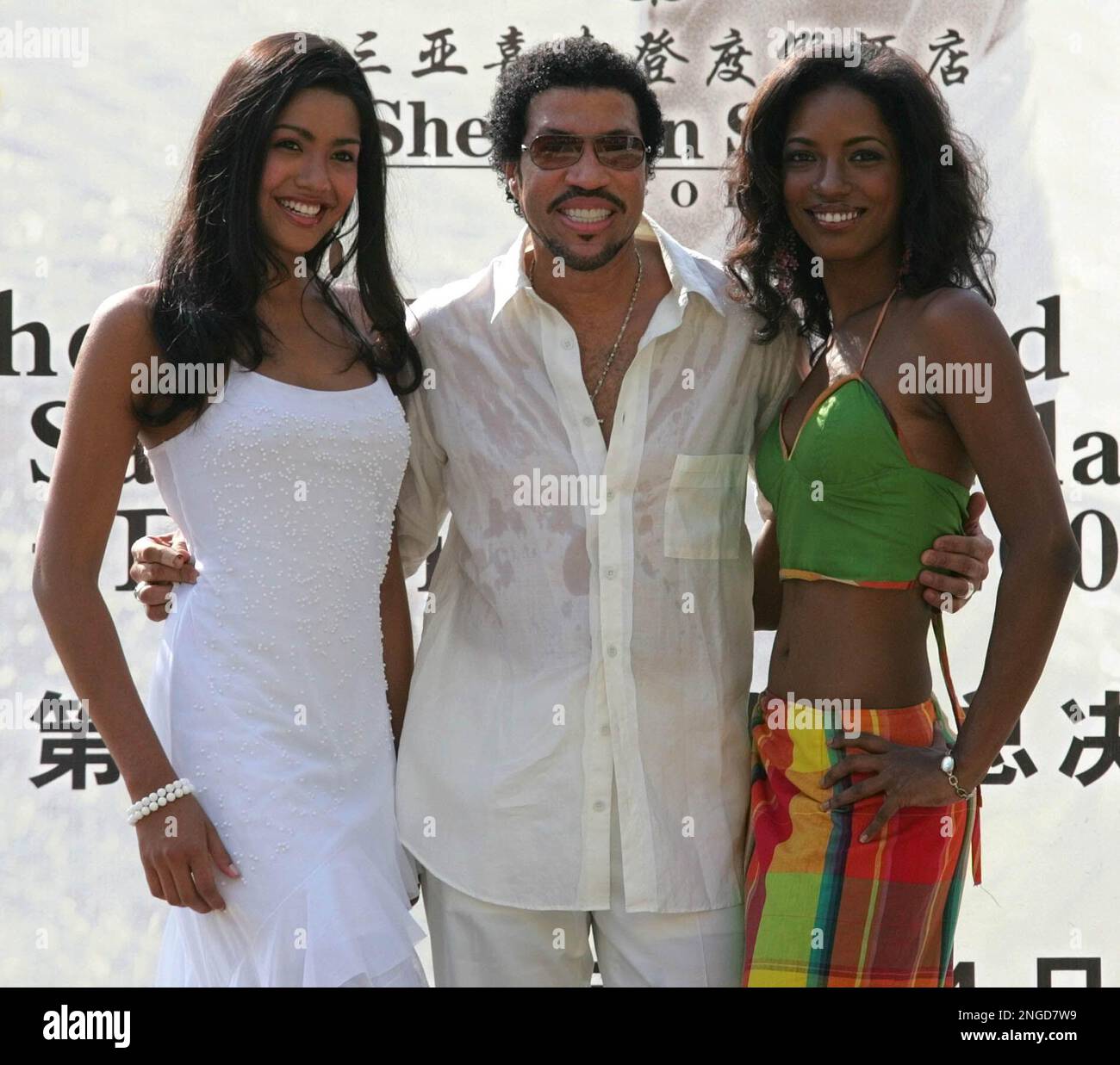 SingerLionel Richie poses with Miss Jamaica Tonoya Anne Toyloy, left ...