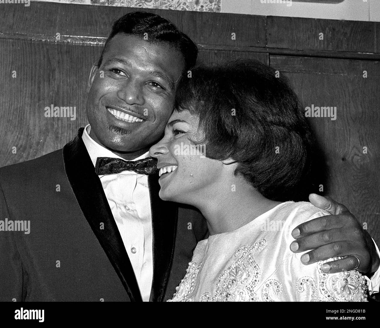 British singer Shirley Bassey poses with former World Middleweight ...