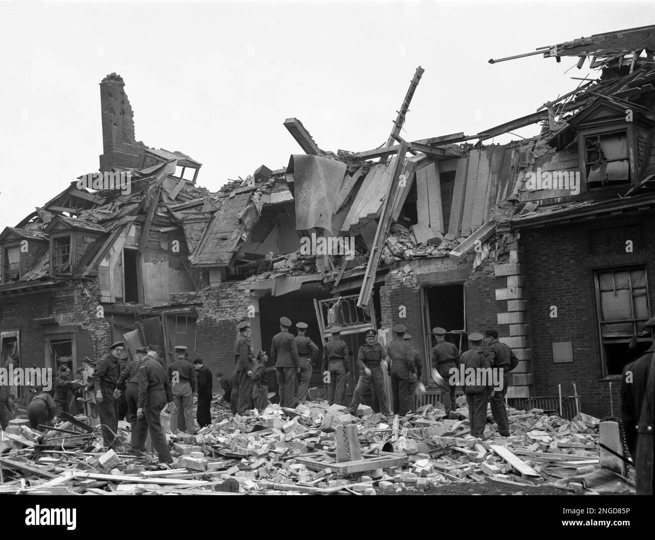 Soldiers help search the wreckage of the Royal Hospital in Chelsea ...
