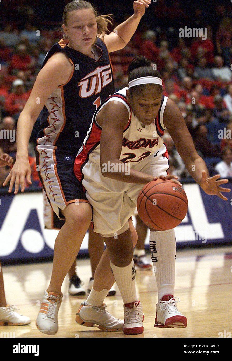 Arizona's Che Oh (22) struggles to control the ball under the basket ...