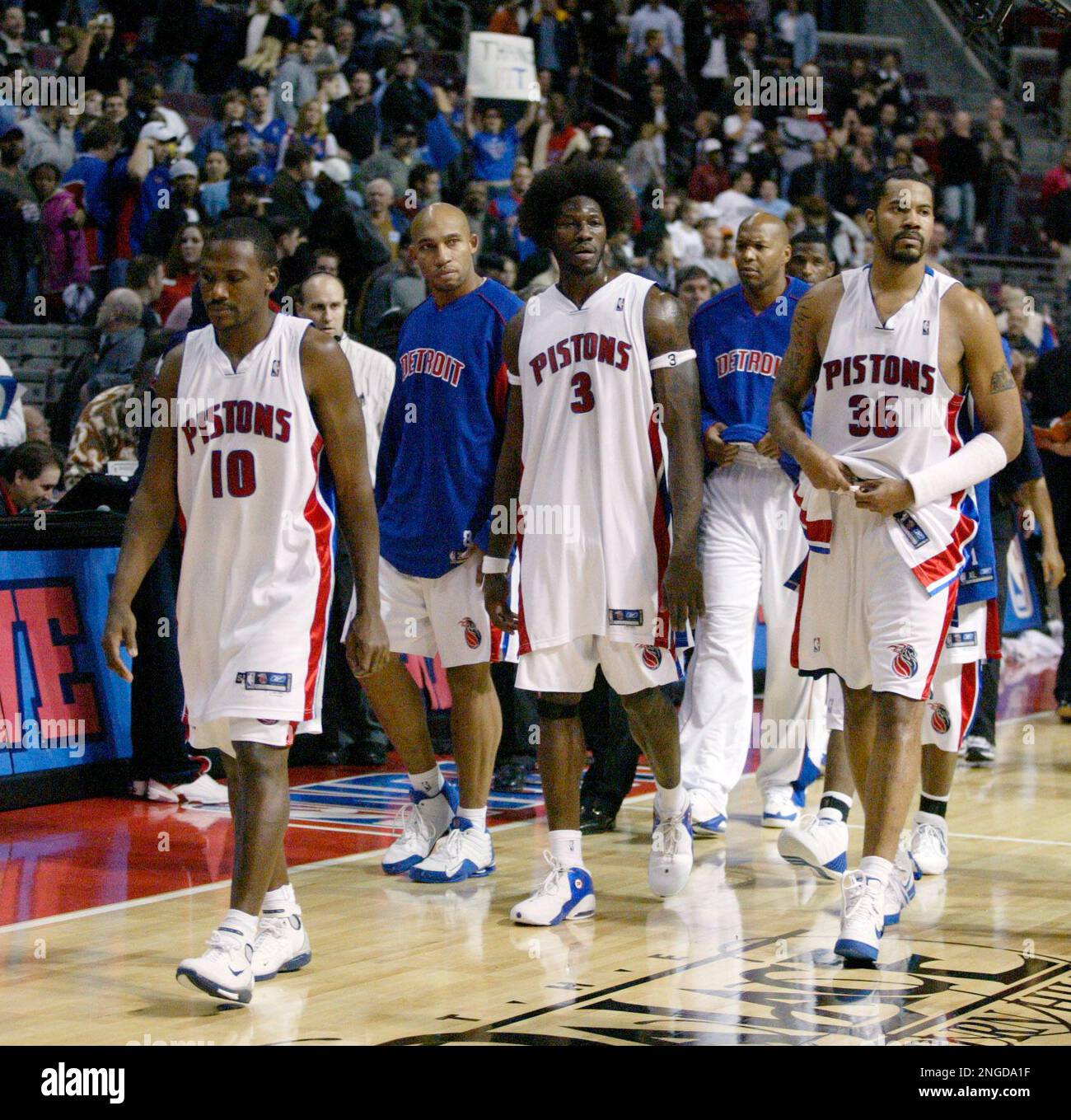 Detroit Pistons players, from left, Lindsey Hunter (10), Darvin Ham ...