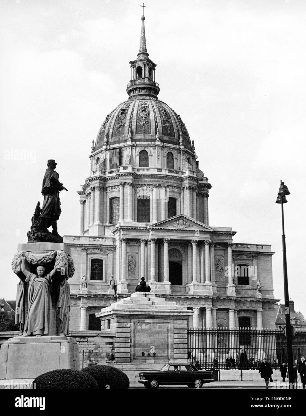 The Invalides Hotel, a complex of residential buildings, museums, and a ...
