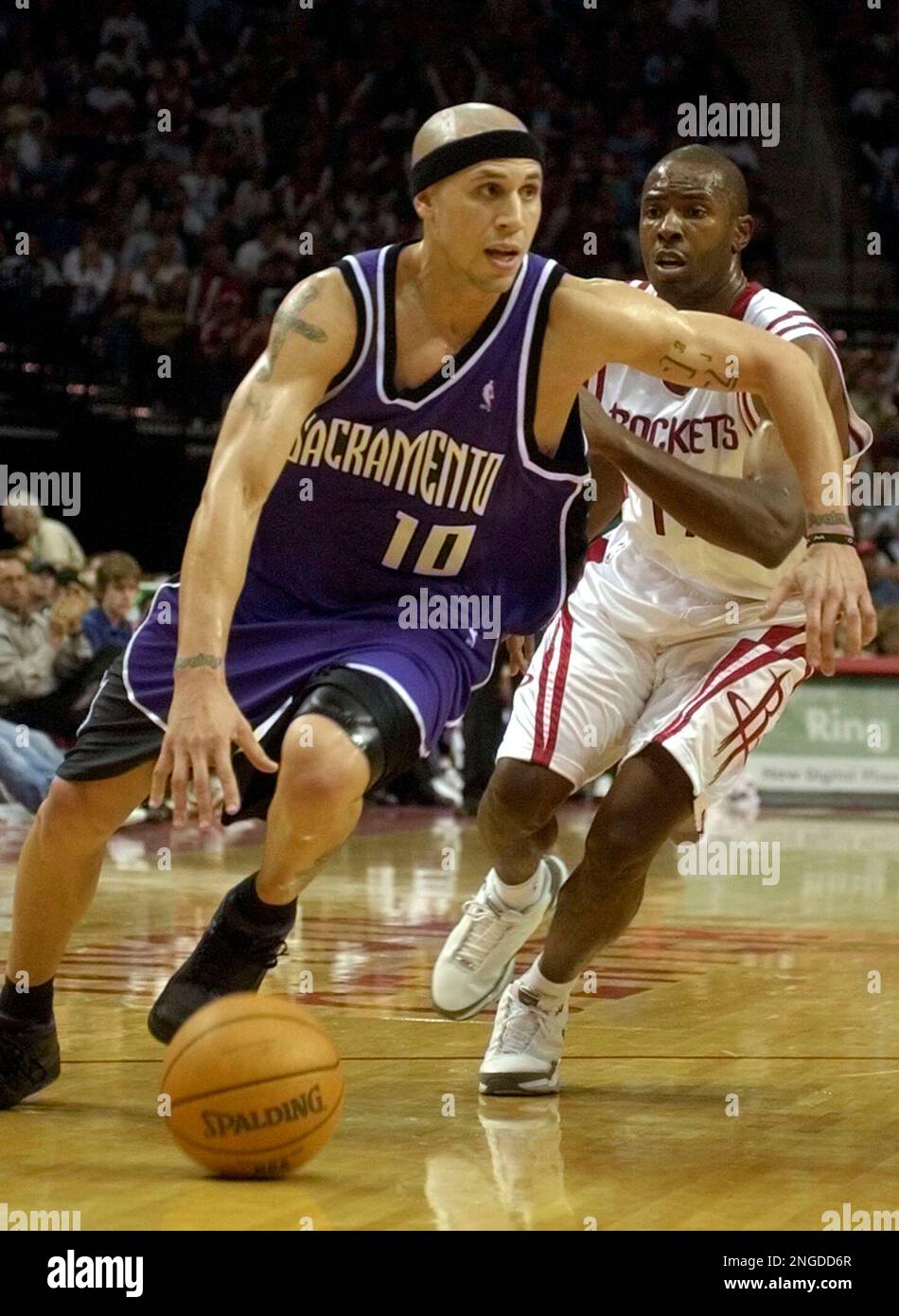 Sacramento Kings guard Mike Bibby (10) drives past Houston Rockets ...
