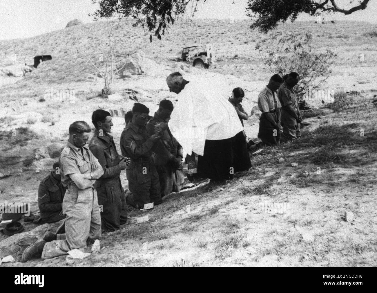 British soldiers from a Royal Horse Artillery battery take Holy ...