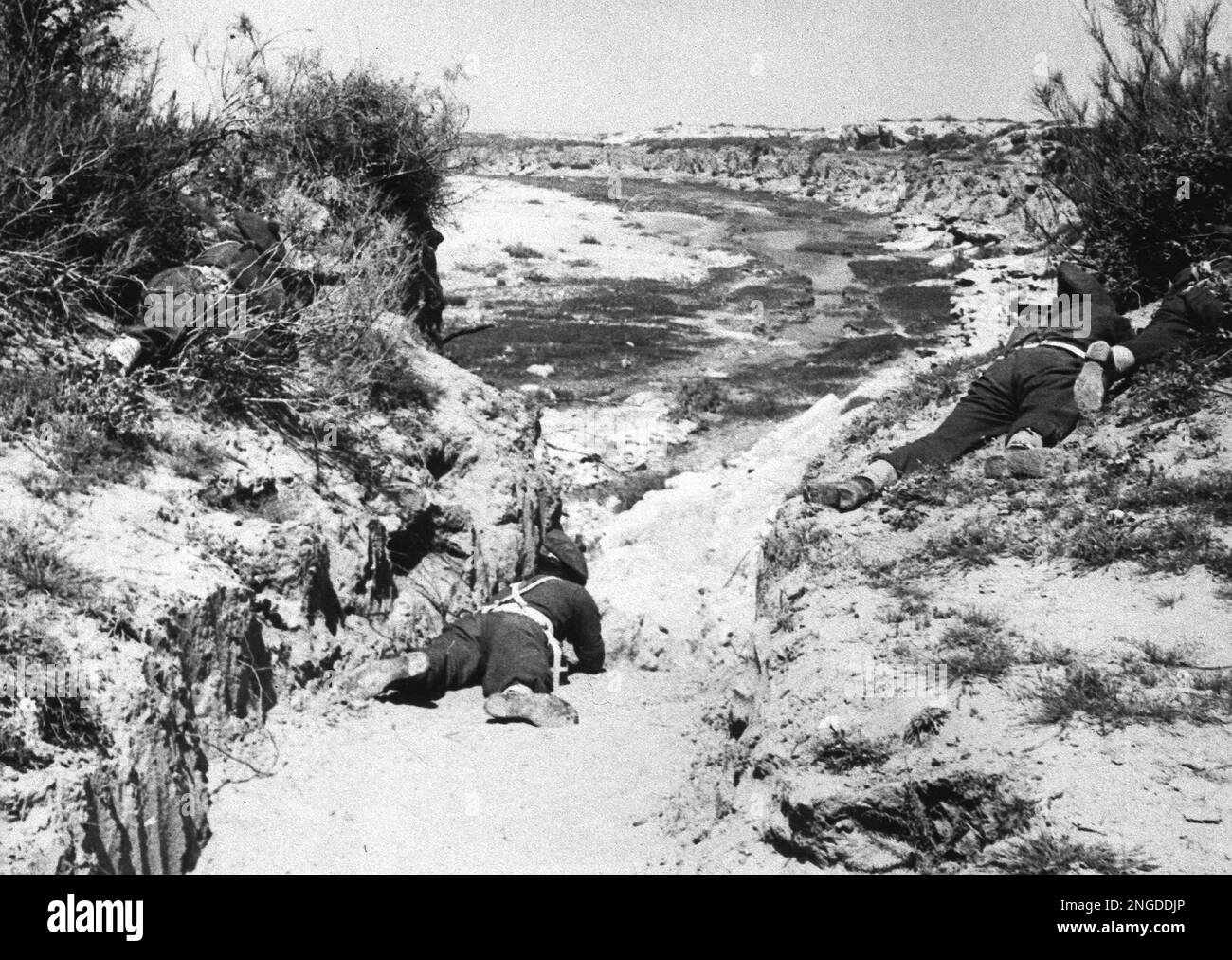 British soldiers of a Highland regiment hold a narrow pass in a hilly ...