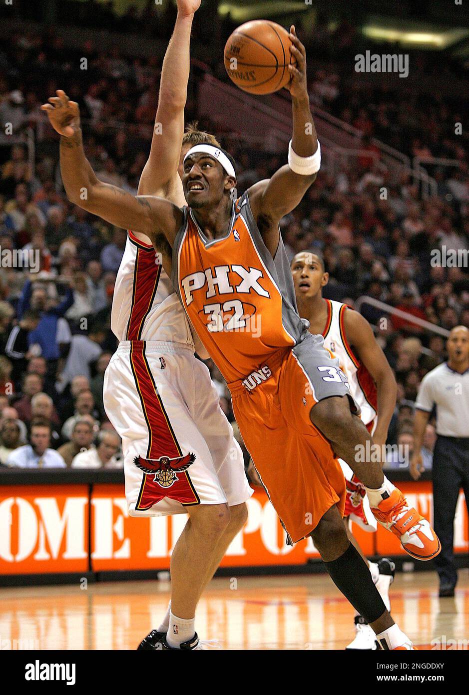Phoenix Suns forward Amare Stoudemire (32) drives past Atlanta Hawks ...