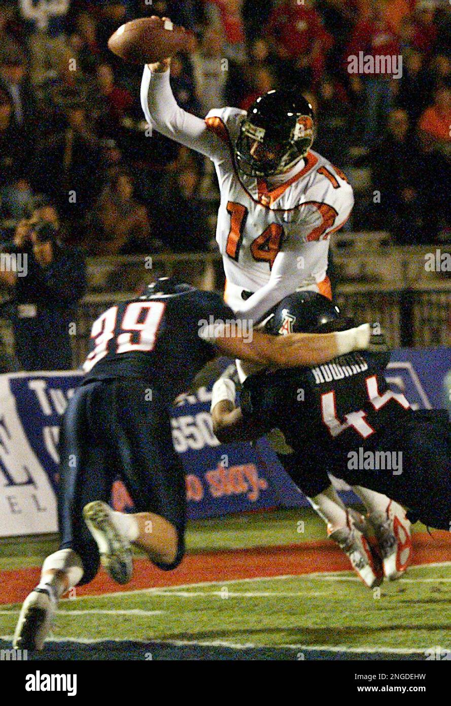 Oregon State starting quarterback Derek Anderson (14) jumps over ...