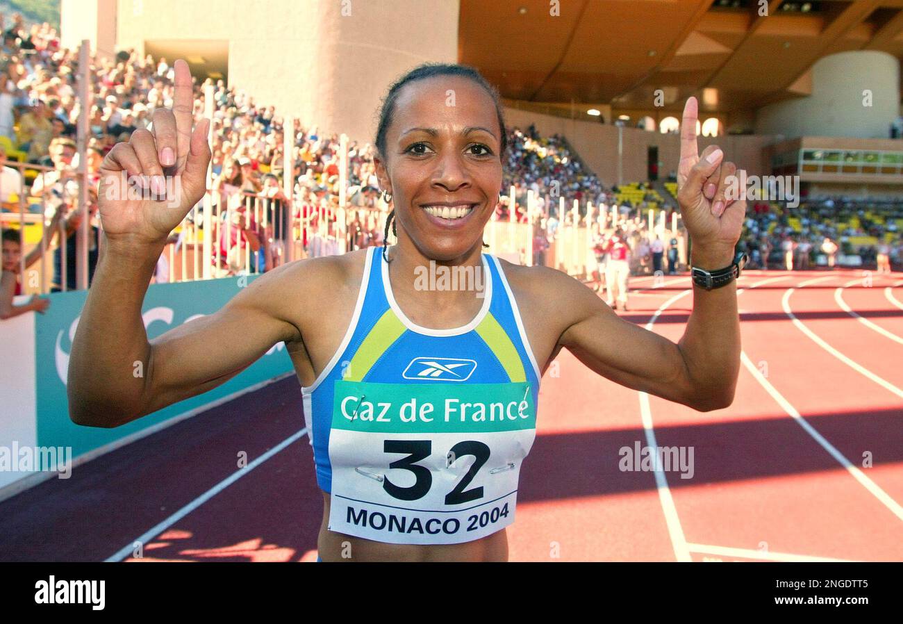 Kelly Holmes of Britain reacts after crossing the finish line to win ...
