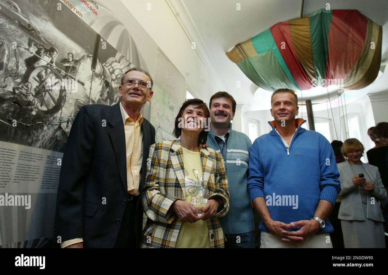 Peter Strelzyk, seine Ehefrau Doris und seine Soehne Frank und Andreas ...