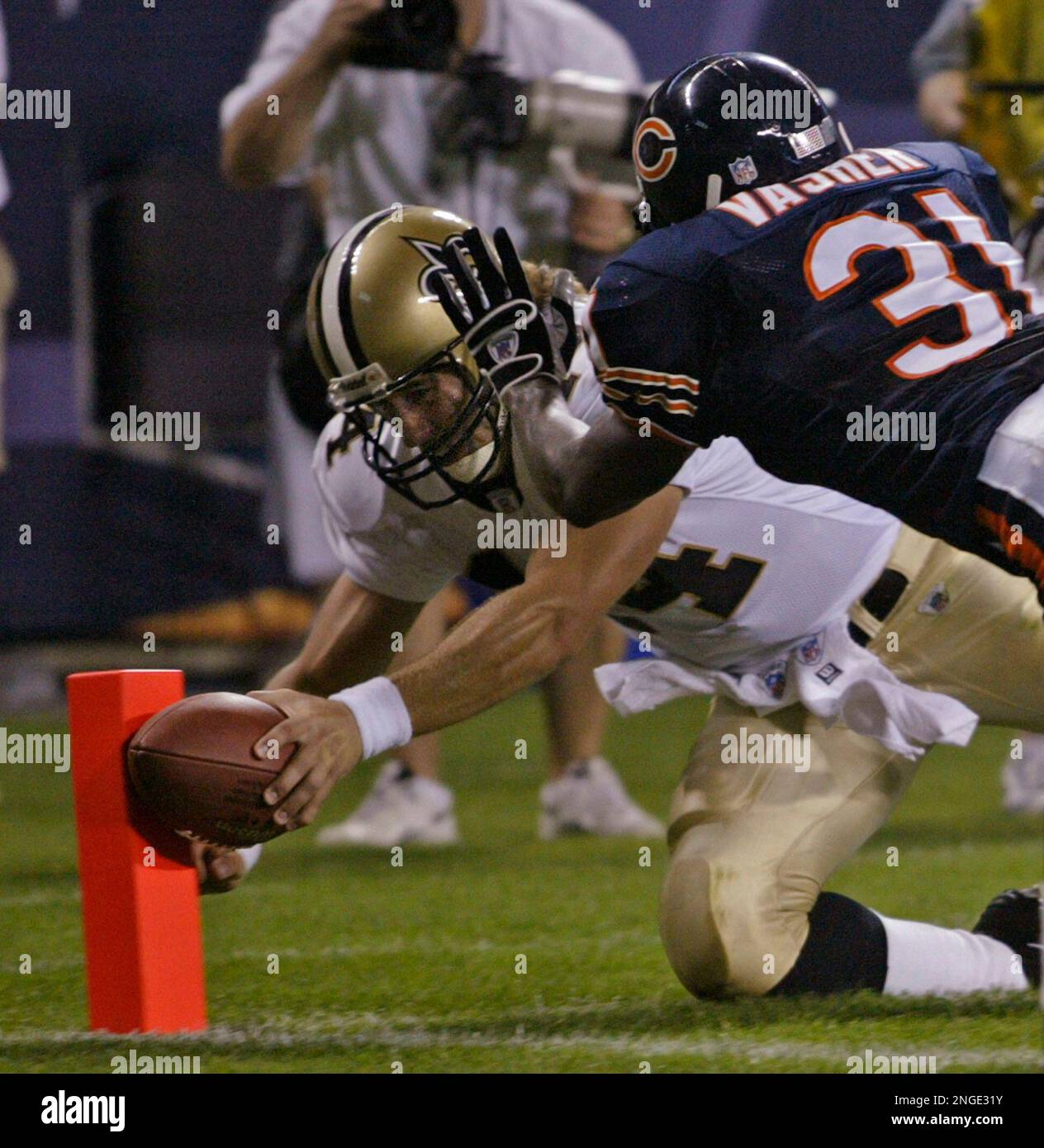 New Orleans Saints quarterback J.T. O'Sullivan, left, rushes for a ...