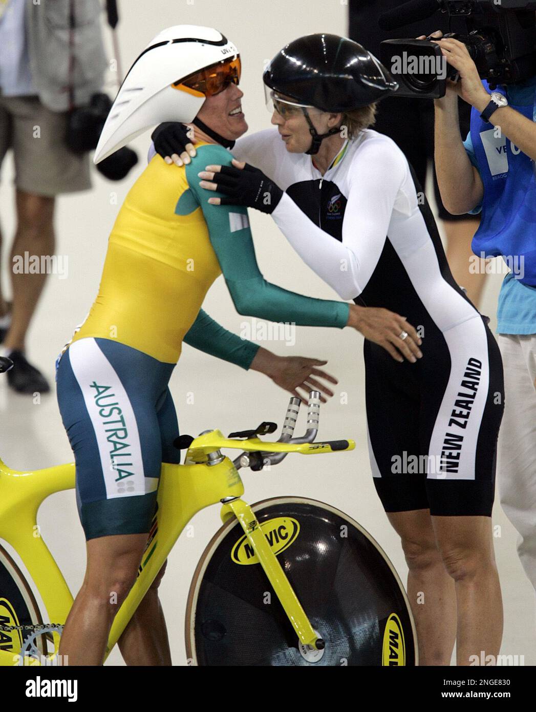New Zealand's Sarah Ulmer, right, gold medal, and Australia's Katie ...