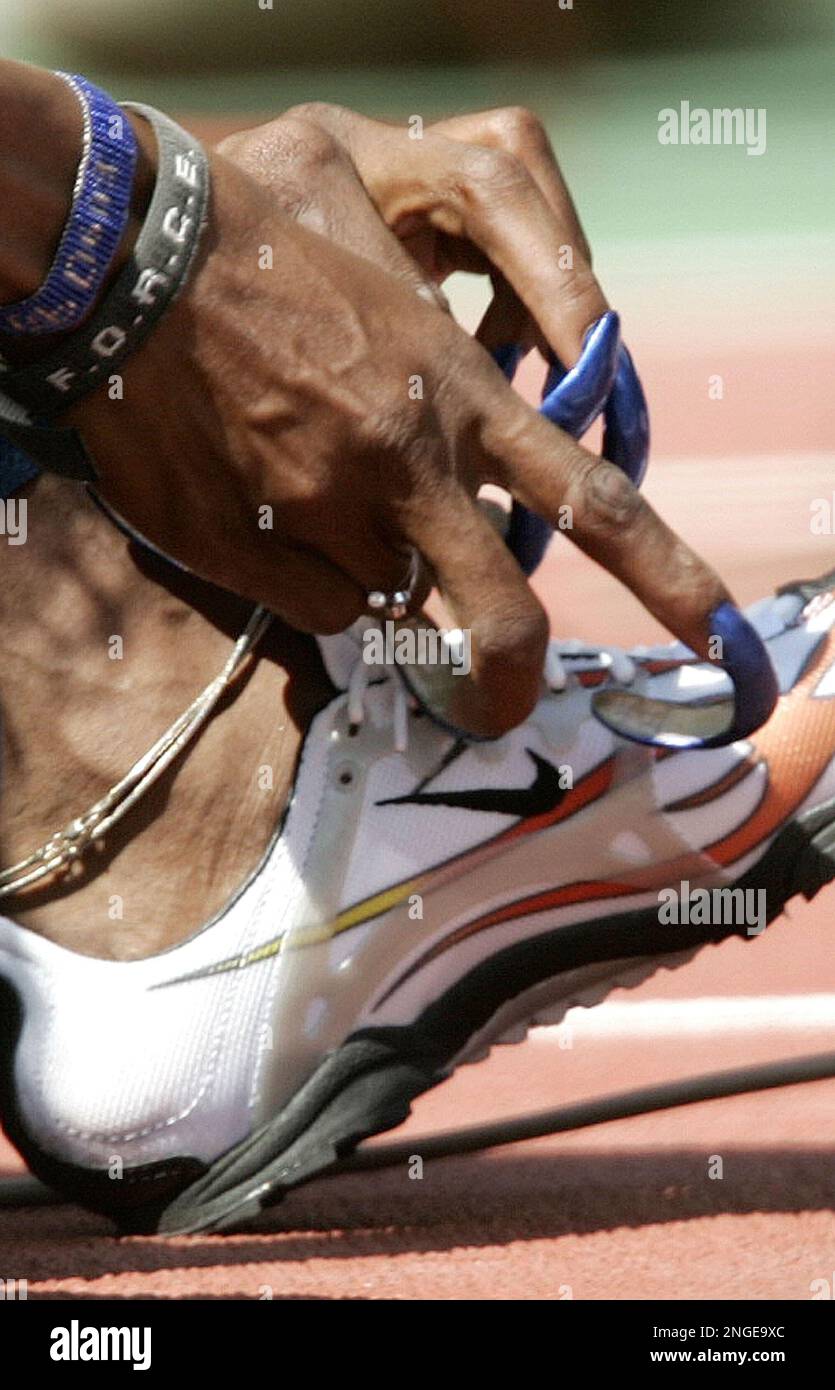 ** CORRECTED VERSION ** Gail Devers of the US ties her running shoe ...