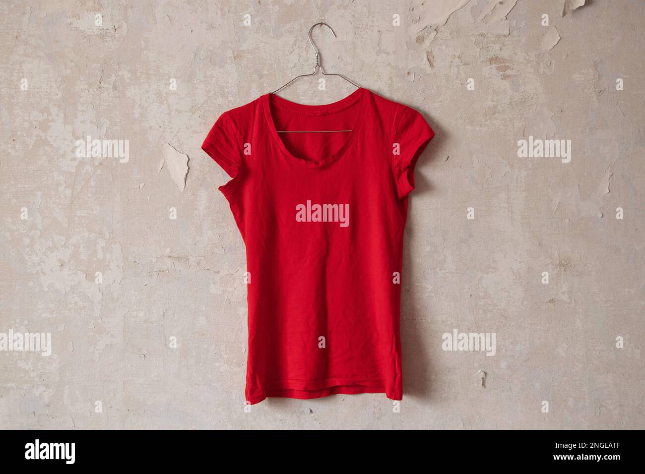 Red t shirt hanger hi-res stock photography and images - Alamy