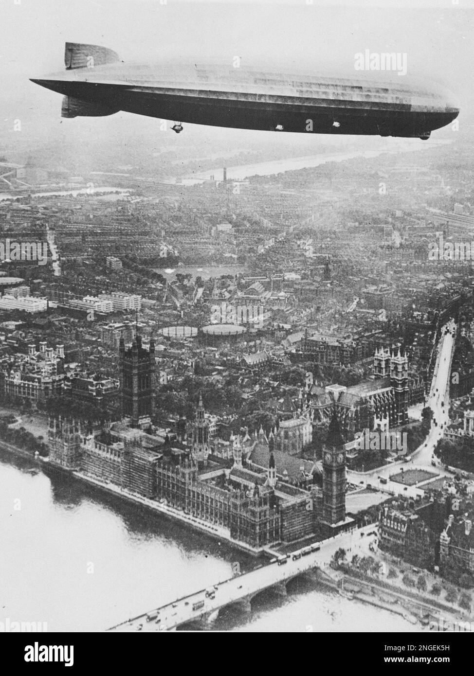 The German dirigible Graf Zeppelin flies over central London, July 12 ...
