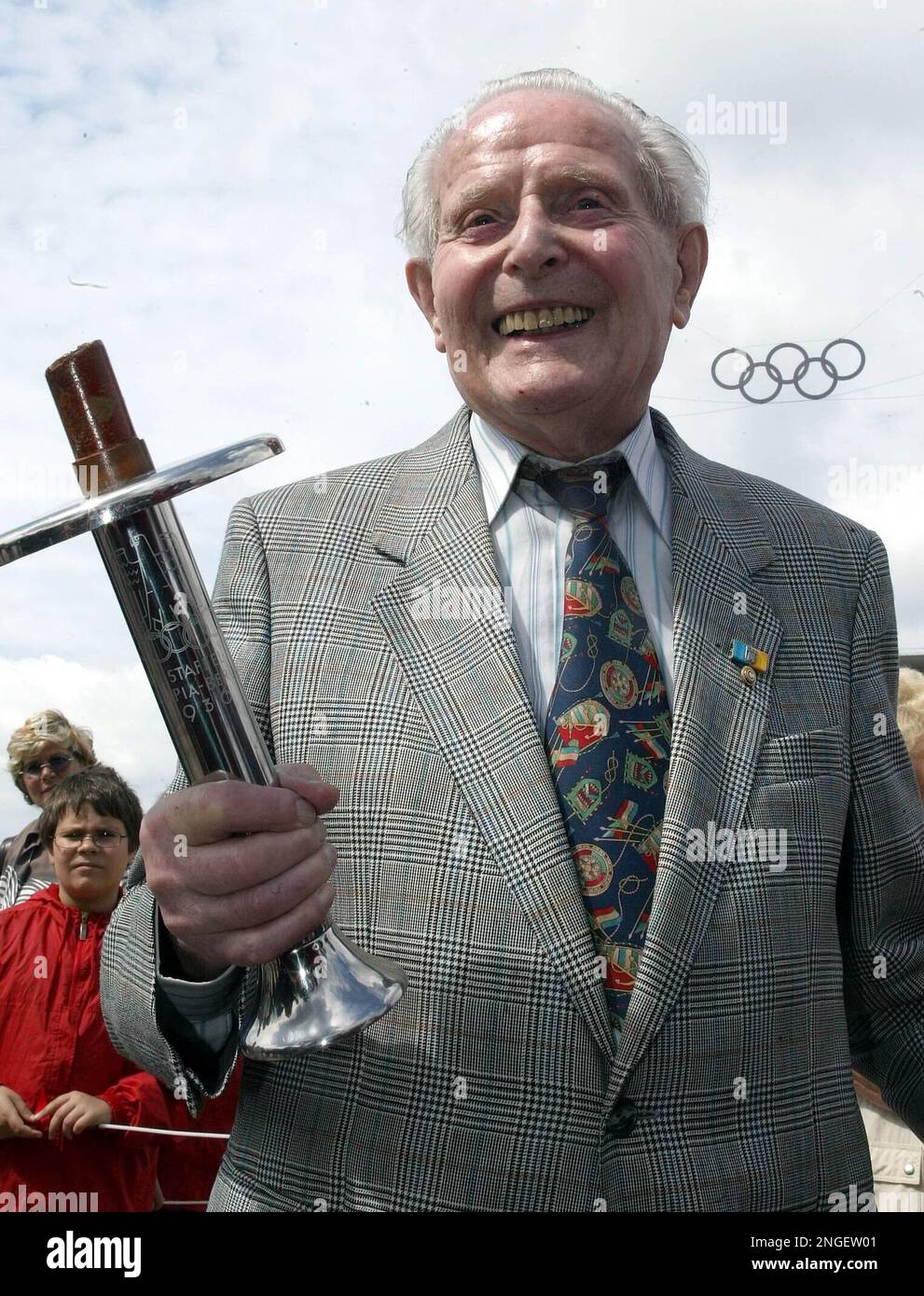 94-year-old Berlin citizen Siegfried Eifrig displays to the ...