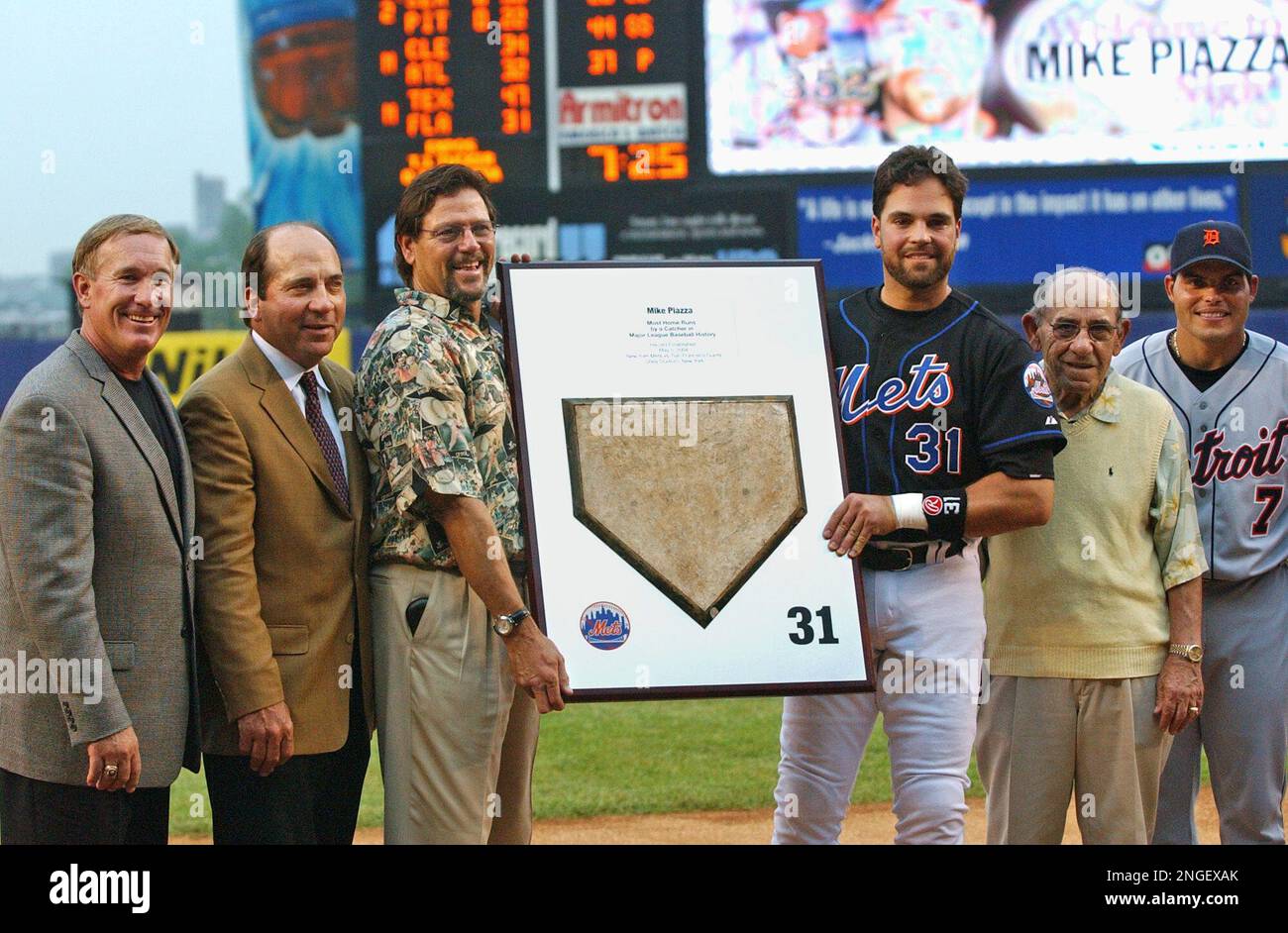 Hall of Fame catchers Gary Carter, far left, Johnny Bench, second from ...