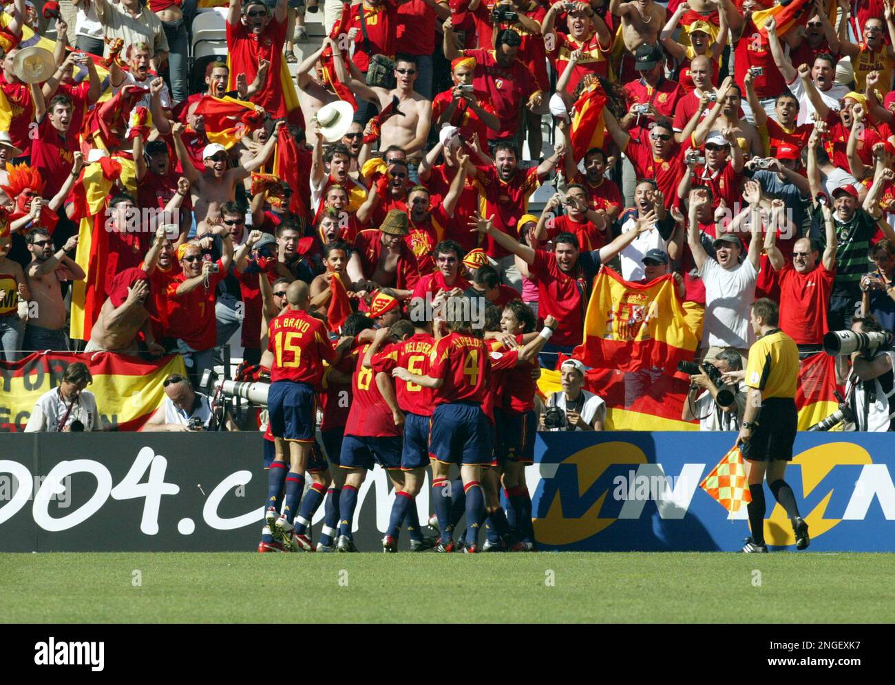 Spanish players celebrate Fernando Morientes' goal, during the Euro ...