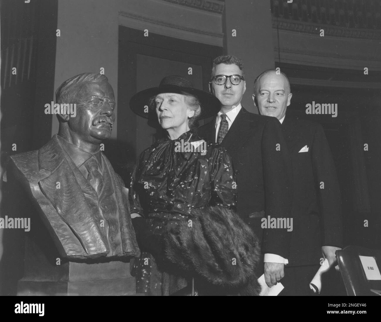 Alice Roosevelt Longworth looks over bust of her late father, President ...