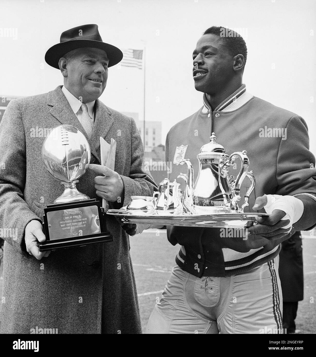 New York Giants tackle Roosevelt Brown, right, and Giants head coach ...