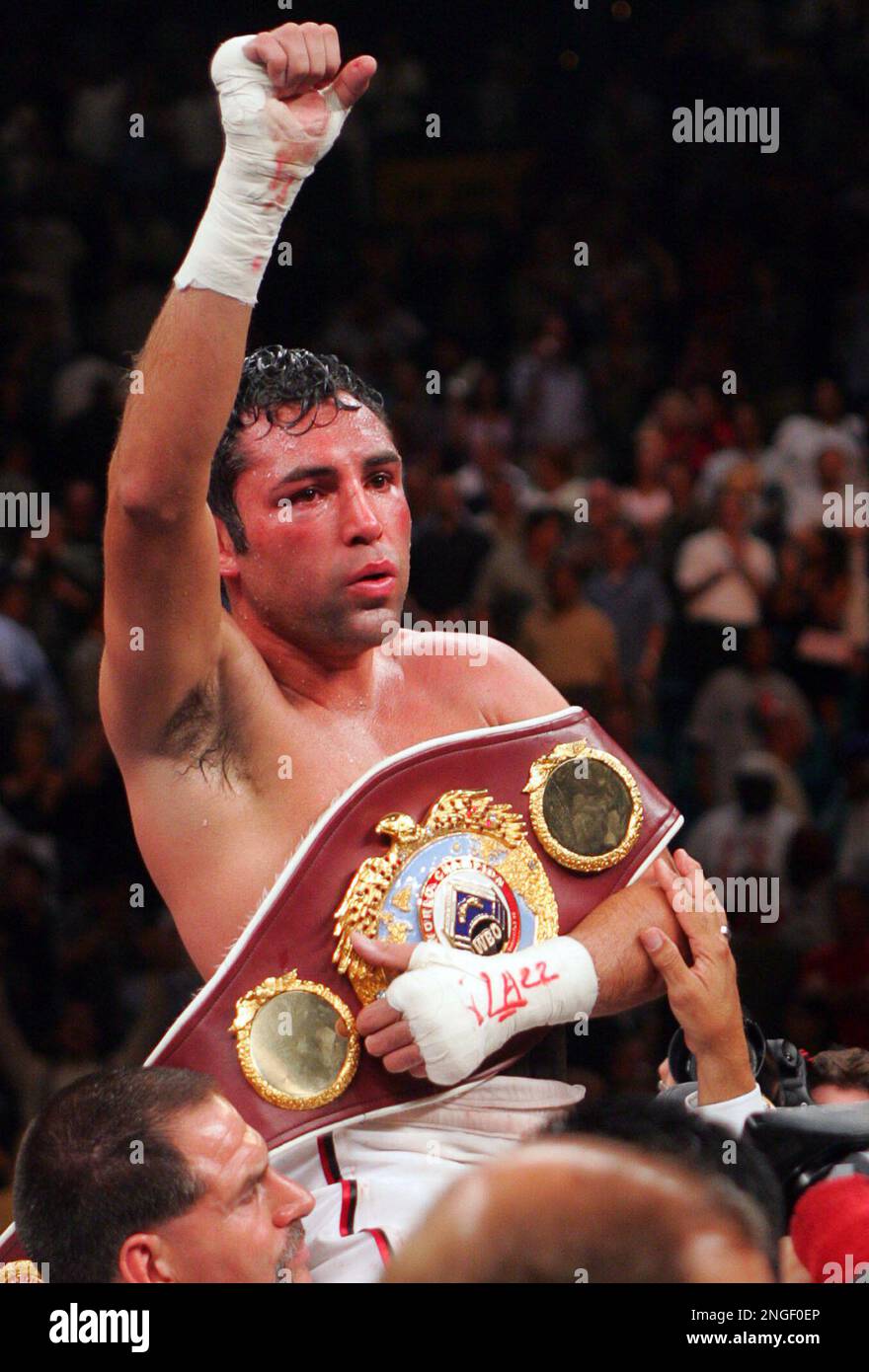 Oscar De La Hoya, of Los Angeles, holds his arm up in victory afer ...