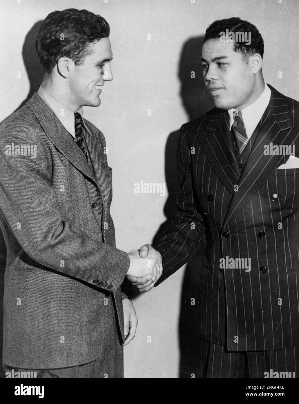 Billy Conn, left, Pittsburgh, Pa., shakes hands with heavyweight boxing ...