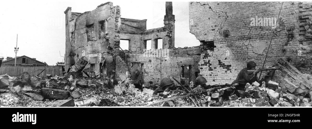 Russian soldiers armed with automated rifles find cover in piles of ...