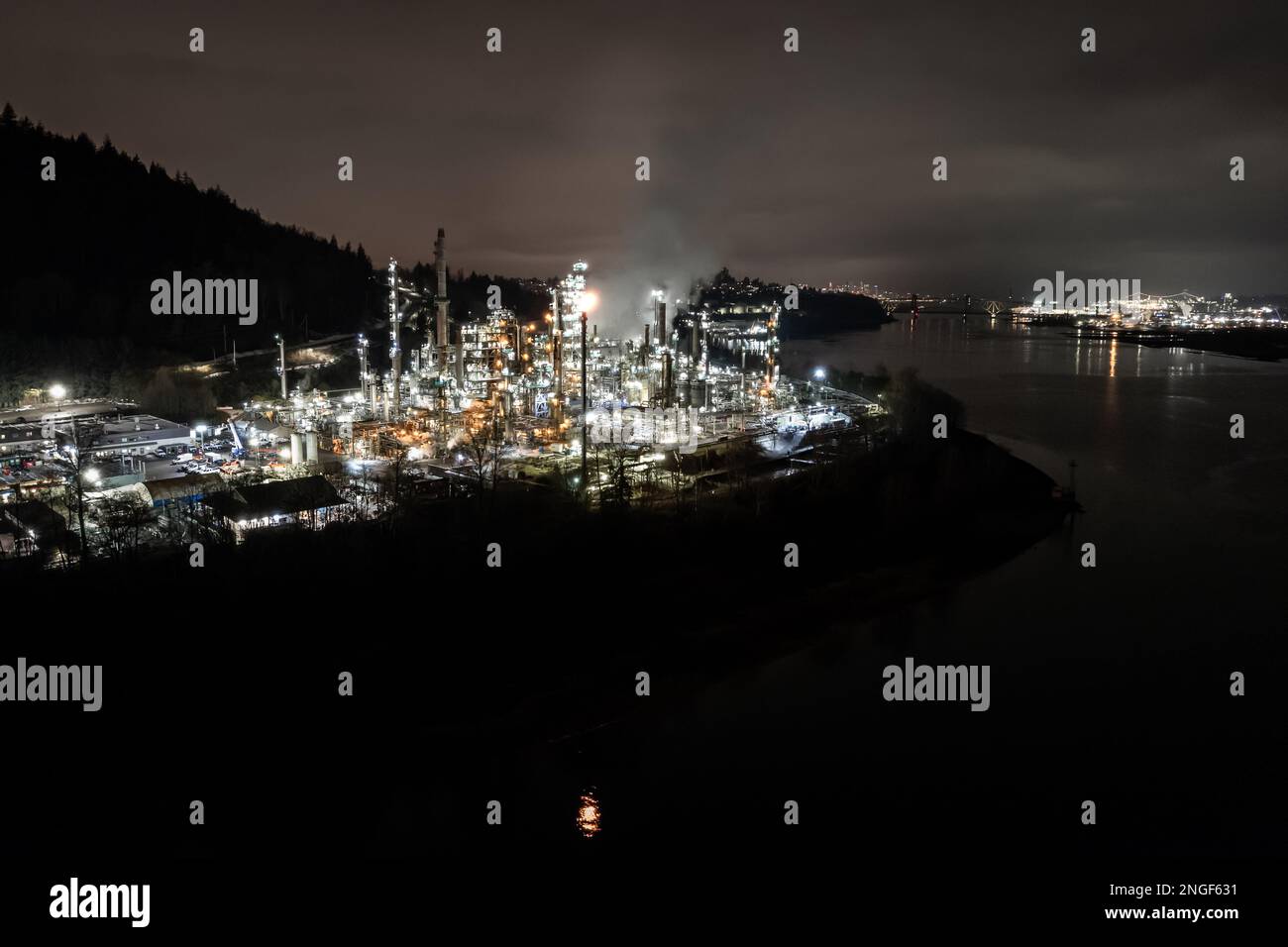 Crude oil refinery distillation tower hi-res stock photography and ...