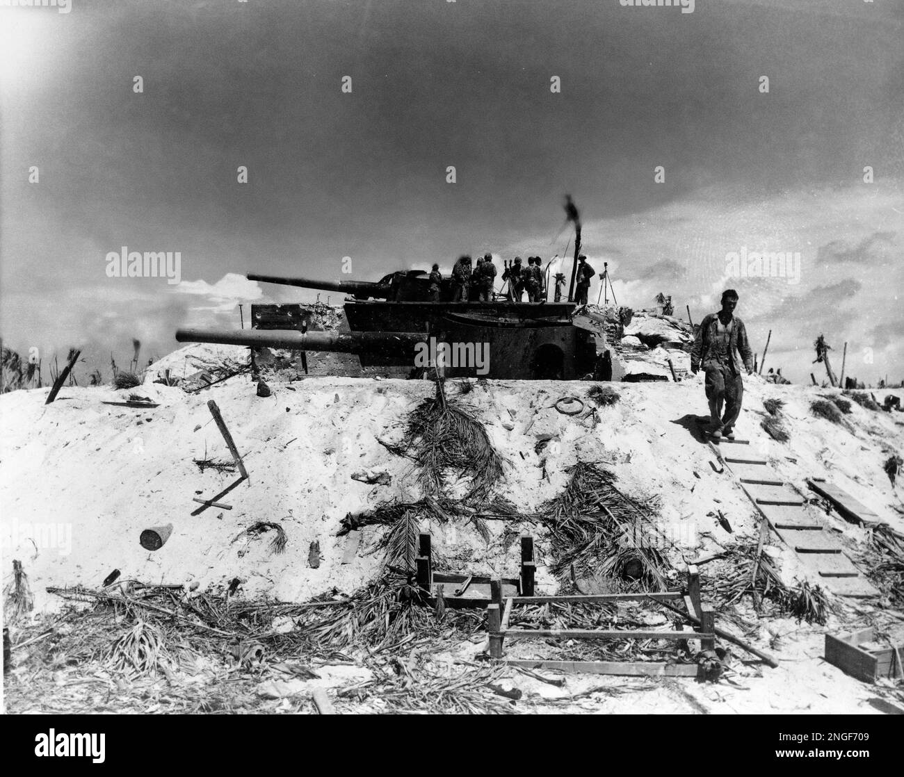 U.S. Marines inspect British-built Vickers 5.5 and 8 inch naval guns ...