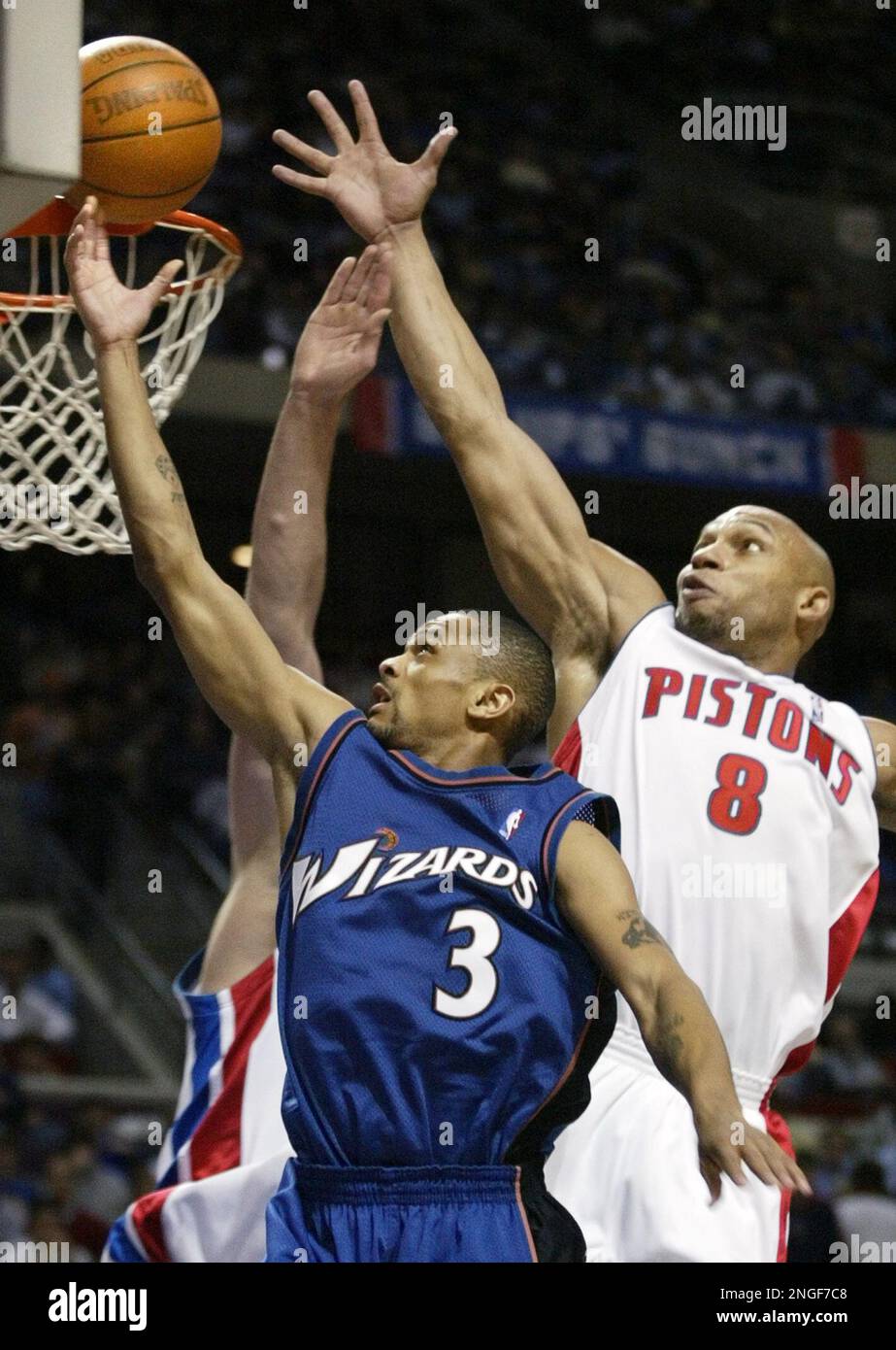 Detroit Pistons' Darvin Ham (8) comes from behind to block a shot by ...