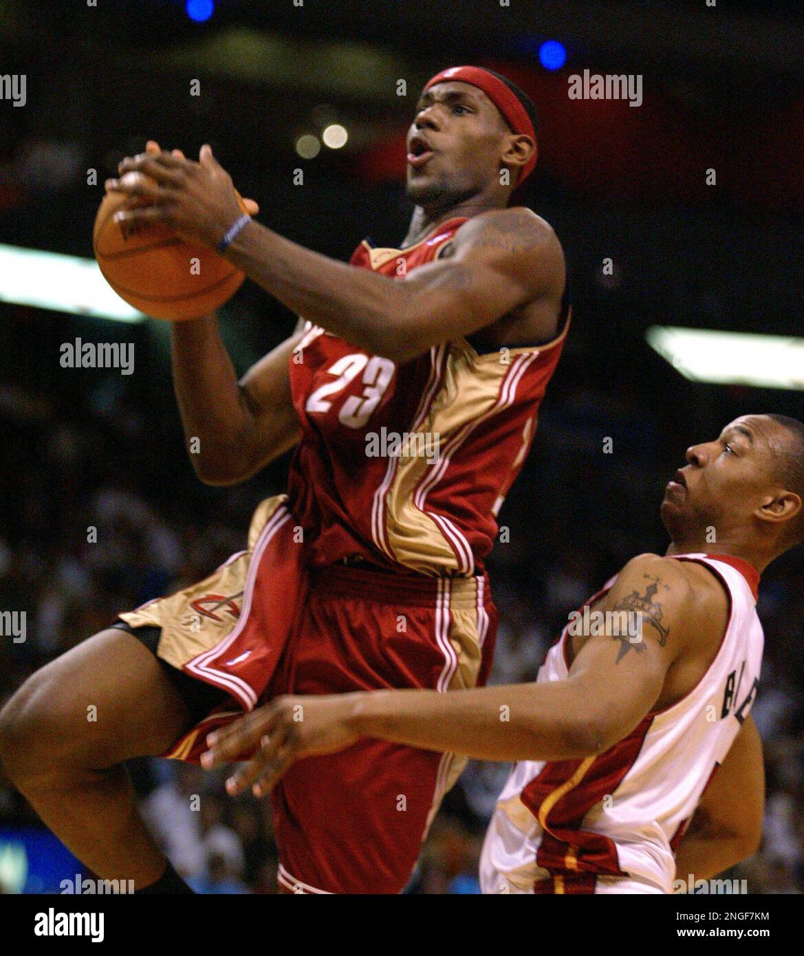 Cleveland Cavaliers guard LeBron James (23) drives toward the basket ...