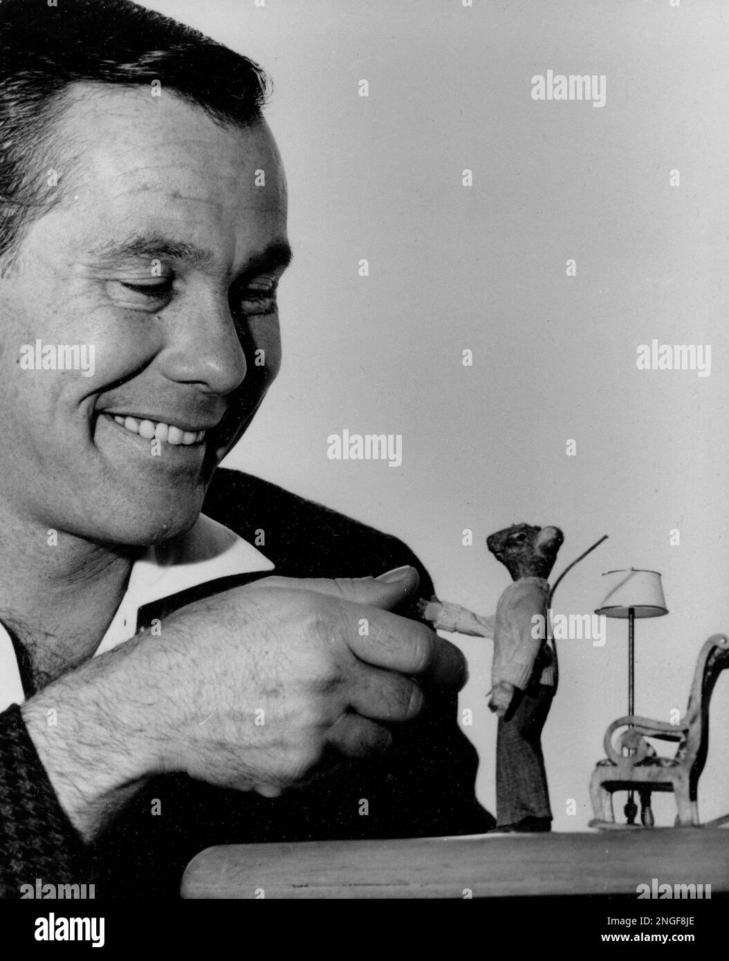 Television entertainer Johnny Carson shakes hands with the star of ...
