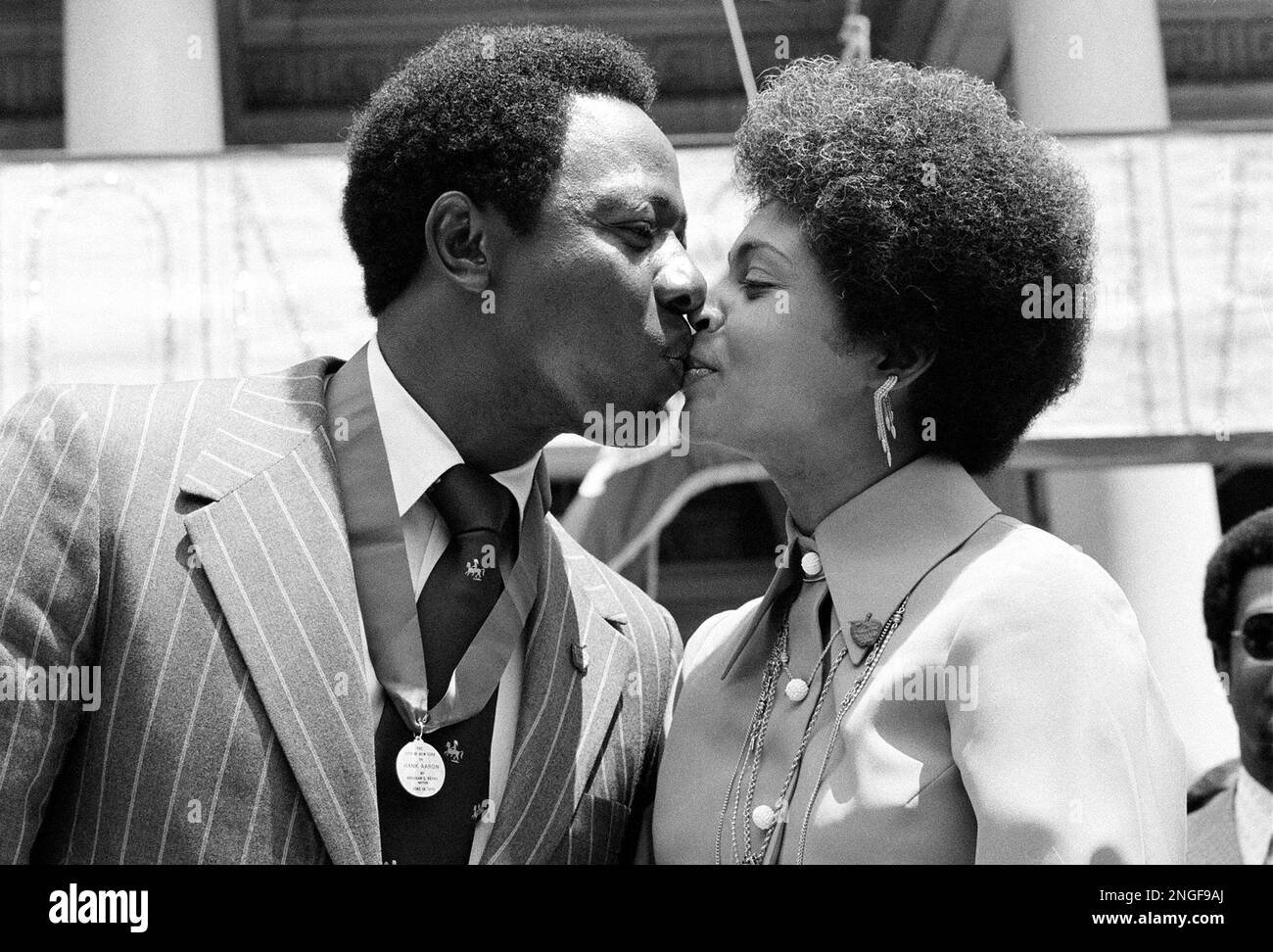 Atlanta Braves' Hank Aaron gets a kiss from his wife, Billye, after he ...