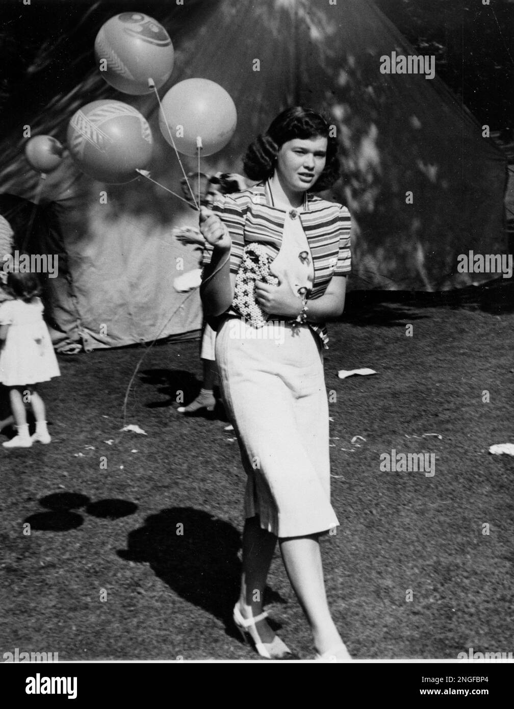 Gloria Vanderbilt, 14-year-old heiress to the $ 4,000 000 fortune of ...