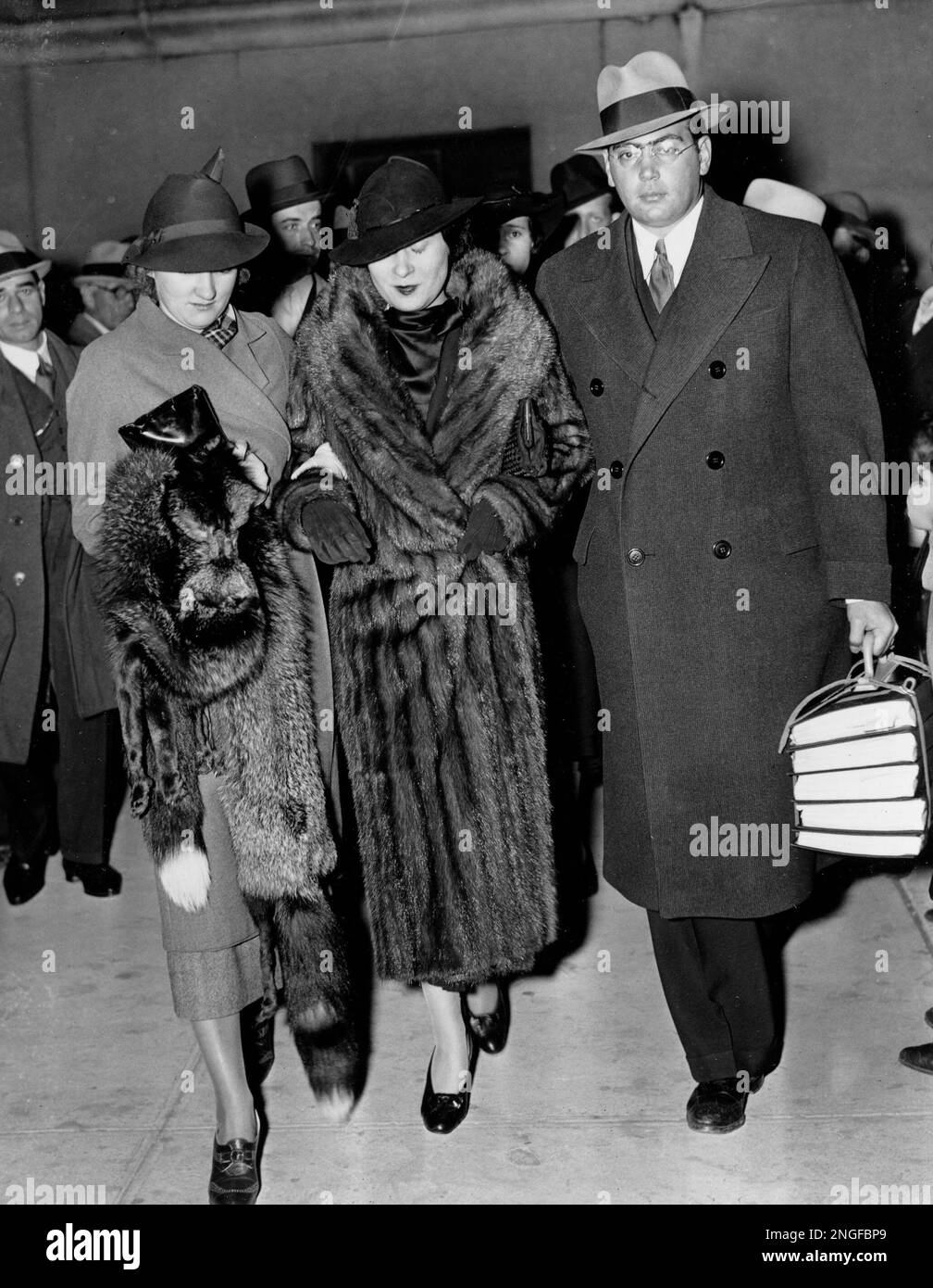 Gloria Morgan Vanderbilt, center, mother of little Gloria Vanderbilt ...