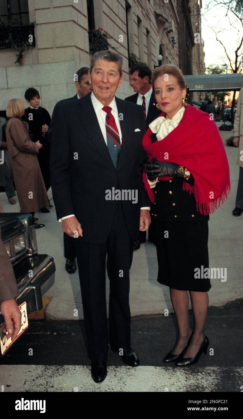 Former U.S. President Ronald Reagan and ABC's newscaster Barbara ...