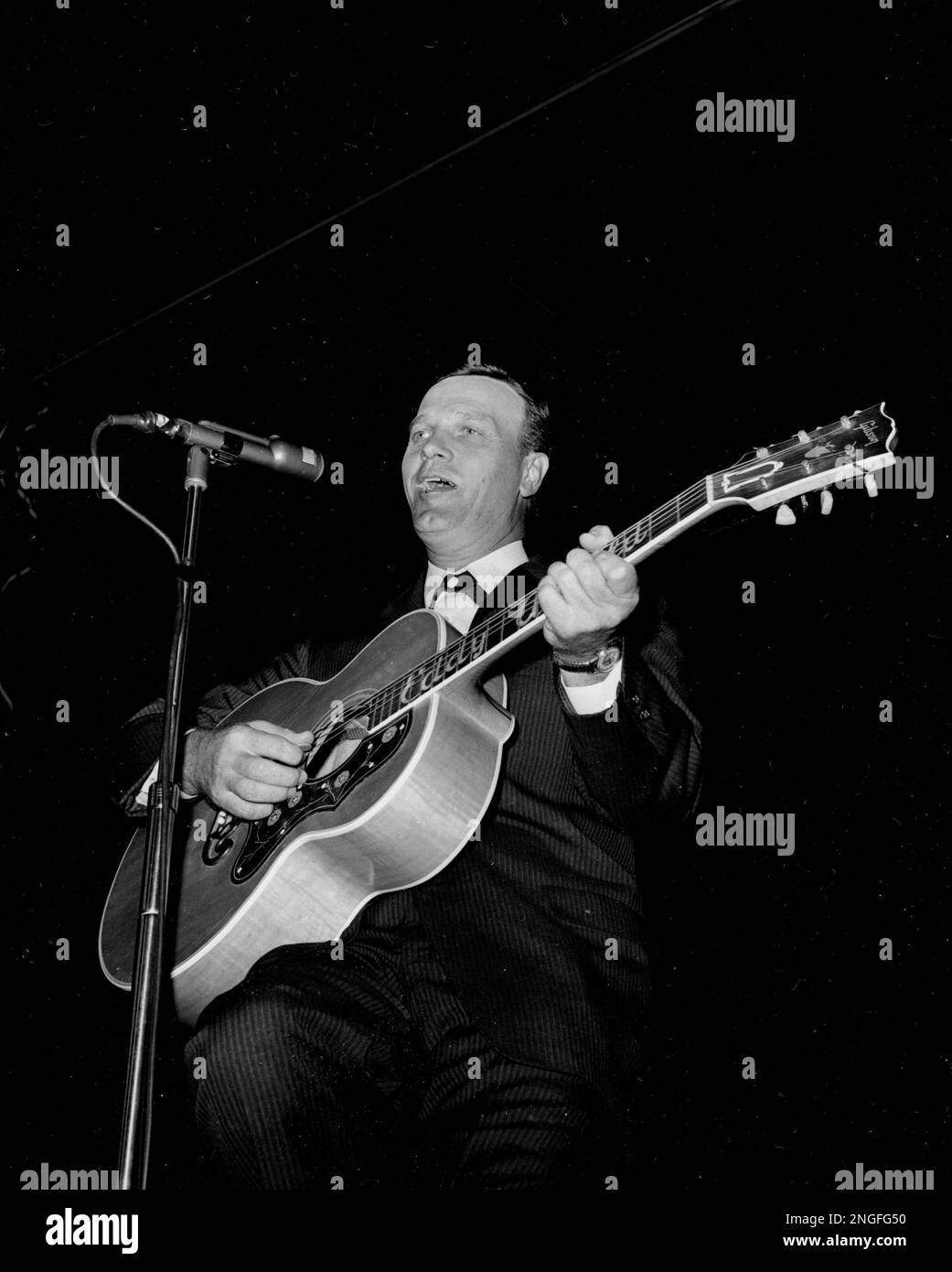 Singer Eddy Arnold performs at Rotary International Convention at New ...