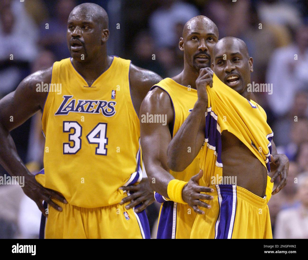 Los Angeles Lakers' Gary Payton, right, reacts after being ejected from ...