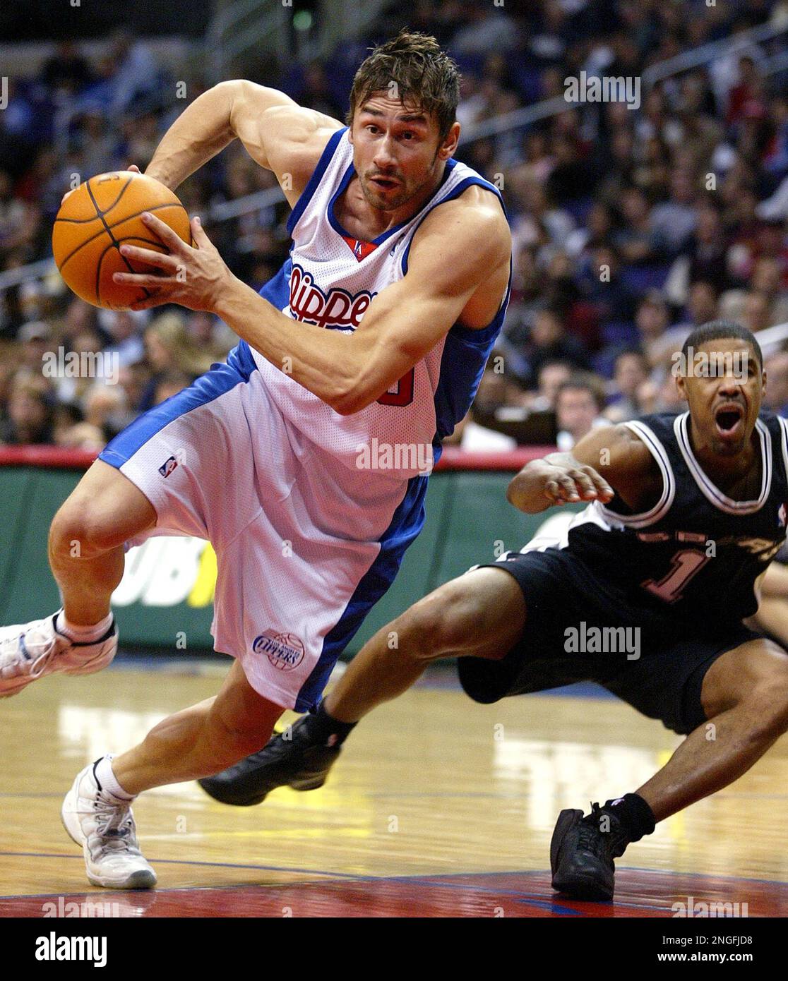 Los Angeles Clippers guard Marko Jaric, left, of Serbia-Montenegro ...