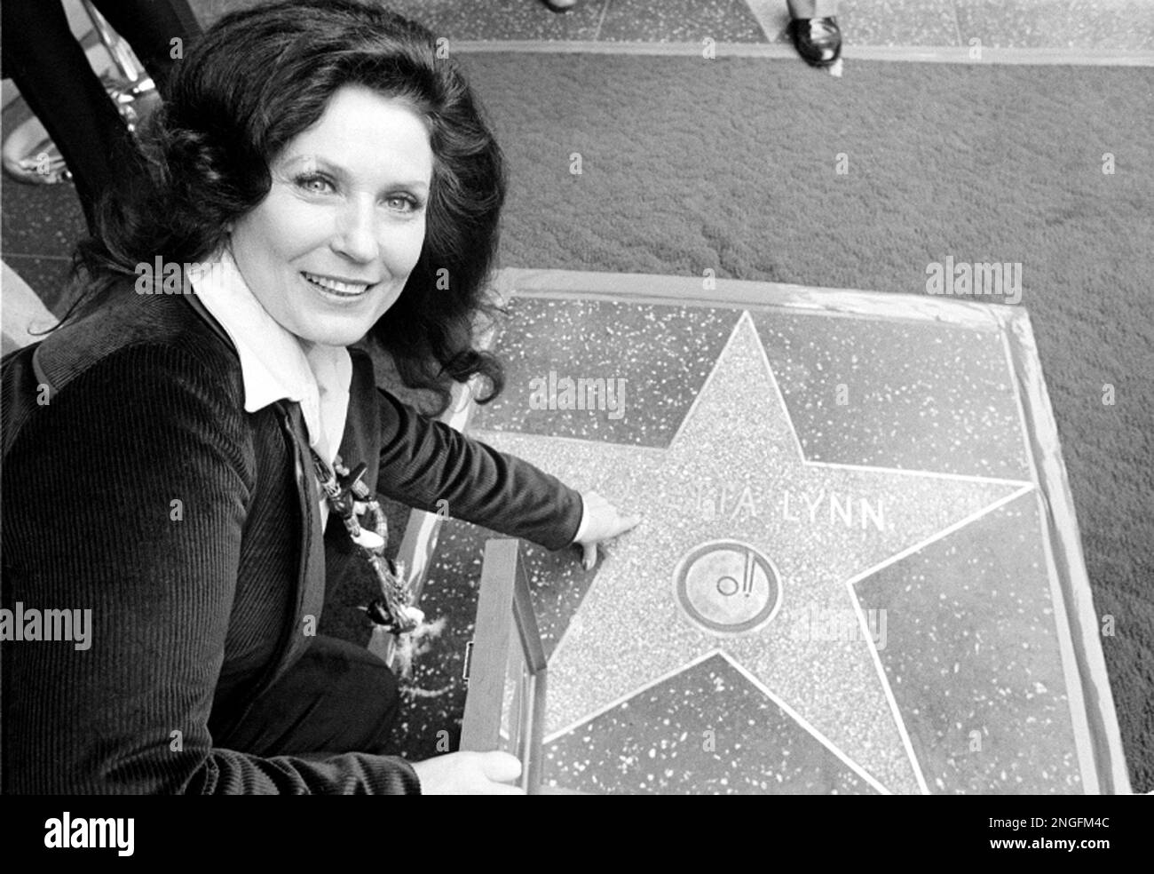 Country music singer Loretta Lynn points to her Hollywood Walk of Fame ...