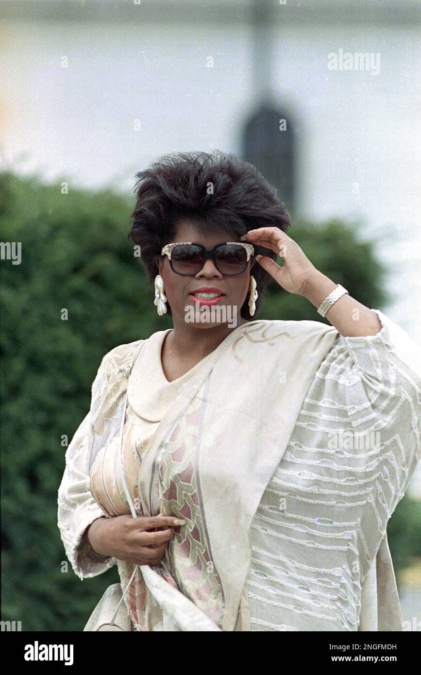 Oprah Winfrey appears at the wedding of Maria Shriver and Armold ...