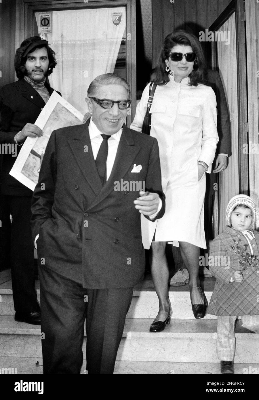 Jacqueline Kennedy Onassis, right, and her husband Aristotle Onassis ...