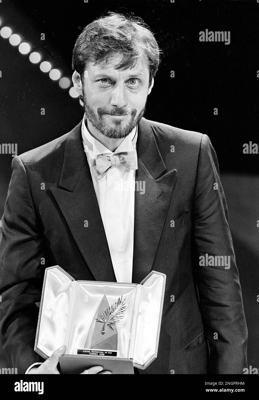 British film director Roland Joffe poses with his Palme d'Or prize for ...